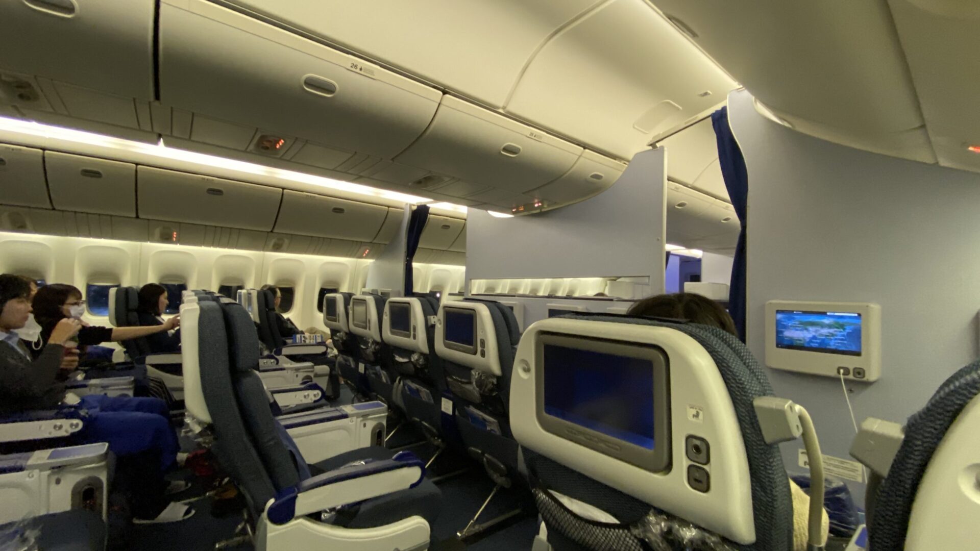 ANAプレミアムエコノミークラス 77W(The Room非搭載機材) B777-300ERでロンドン・ヒースロー→東京・羽田 | ドルフィン日記