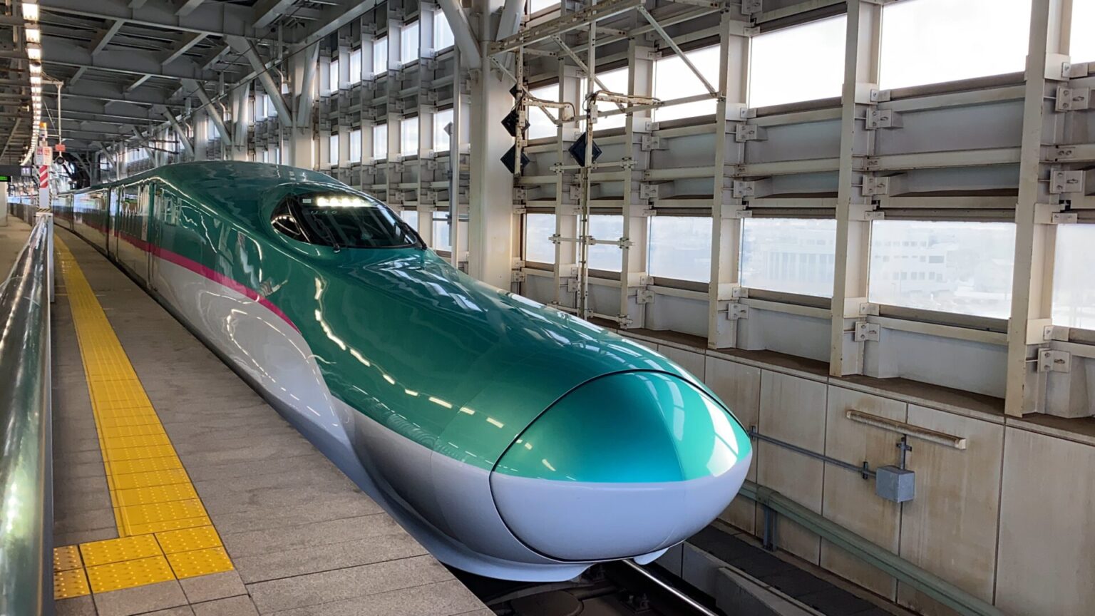 東北新幹線・北海道新幹線E5系・H5系「はやぶさ」などの車内を徹底紹介 | ドルフィン日記