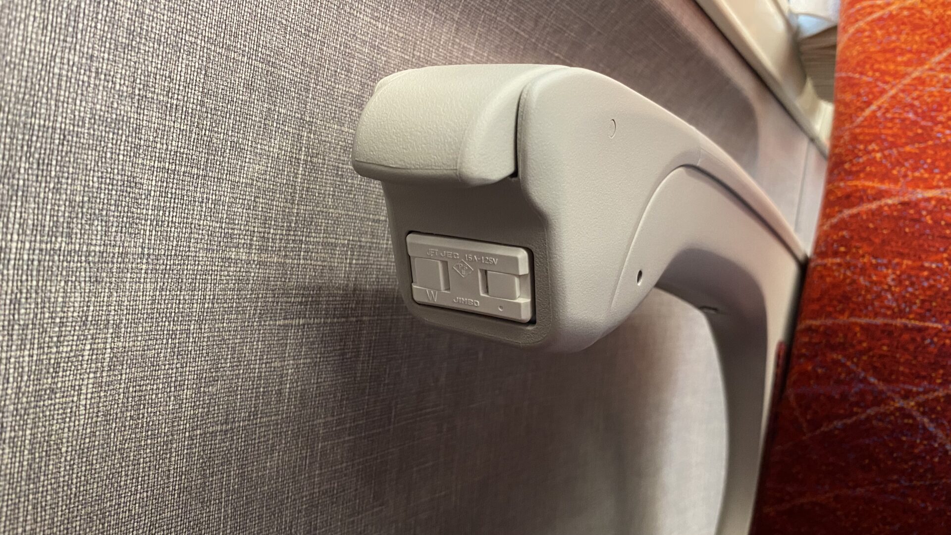 特急「ひだ」の自由席の混雑・普通車の解説 新型のHC85系投入で車内のコンセントやWi-Fiも | ドルフィン日記