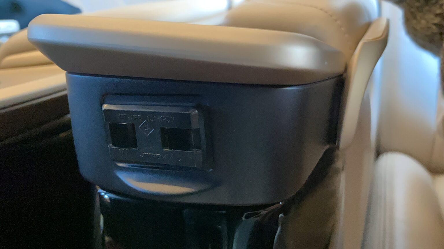 北陸・上越新幹線E7/W7系の車内・座席を紹介！E7系とW7系の違いは？ | ドルフィン日記