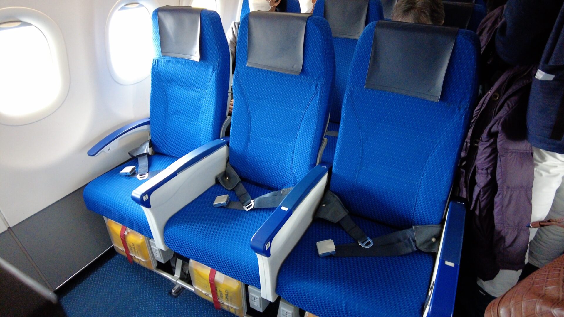 ANAのA321機内の紹介 全席にモニター完備の快適機内空間 | ドルフィン日記