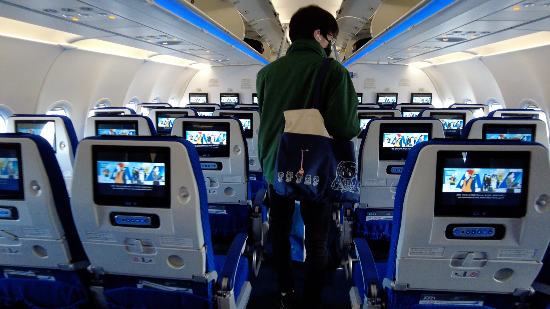 ANAのA321機内の紹介 全席にモニター完備の快適機内空間 | ドルフィン日記