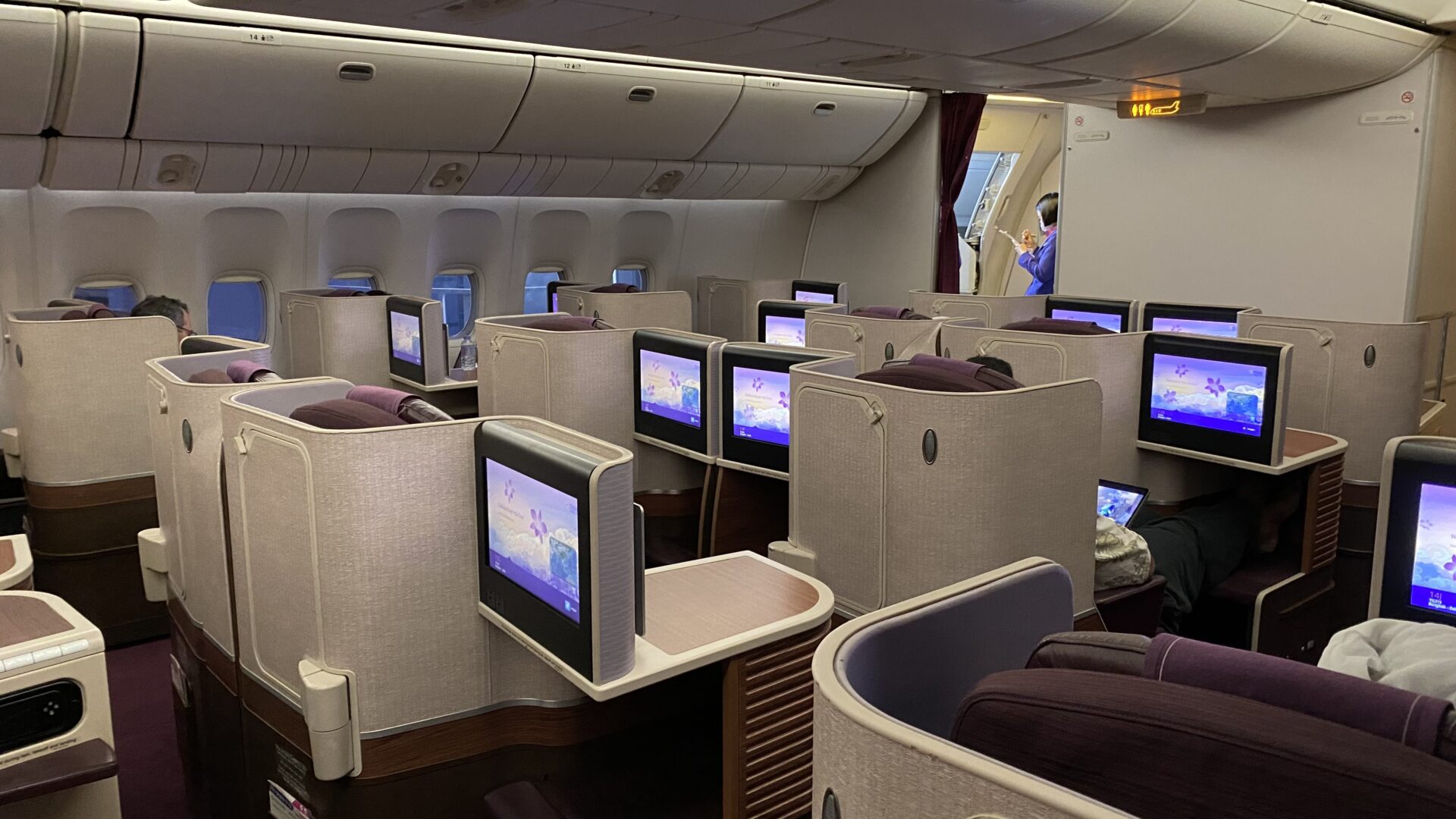 タイ国際航空のA350,B777等のビジネスクラス「ROYAL Silk Class」の機内・座席を徹底紹介！ | ドルフィン日記
